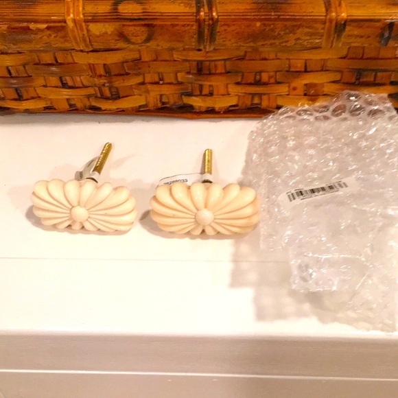 Anthropologie | Other | Anthropologie Set Of 2 Cream Floral Drawer Knobs | Poshmark